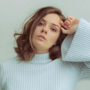 Emelie Hollow - Jeg vet du er borte lyrics